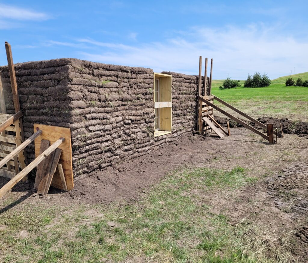 KRVN 880 – KRVN 93.1 – KAMI - Dozens of volunteers help build sod house ...