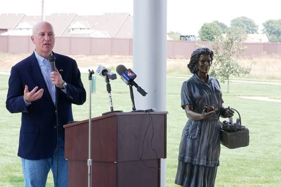 Gov. Ricketts Dedicates “Our Canteen Lady” Statue at Norfolk Veterans ...
