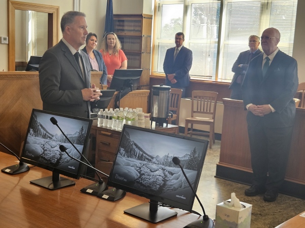 KRVN 880 – KRVN 93.1 – KAMI - Chief Justice Connects with Southwest ...