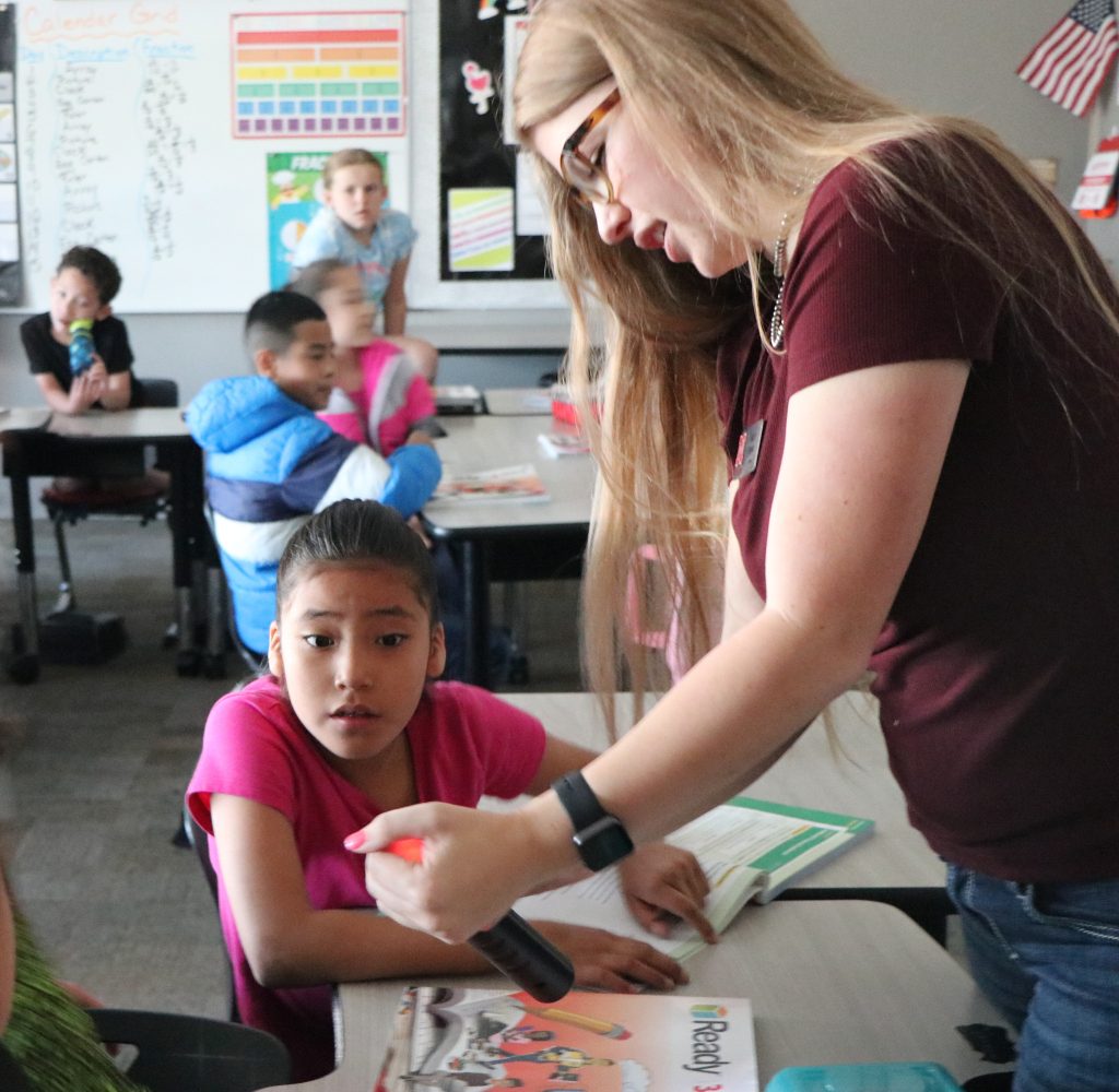 KNEB-AM 960 AM – 100.3 FM - 4-H Program Brings Embryology to Elementary Students