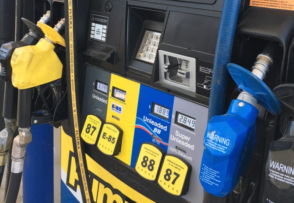 KTIC- 840 AM, 98.3 FM and 107.9 the Bull - Today's Hottest Country Music