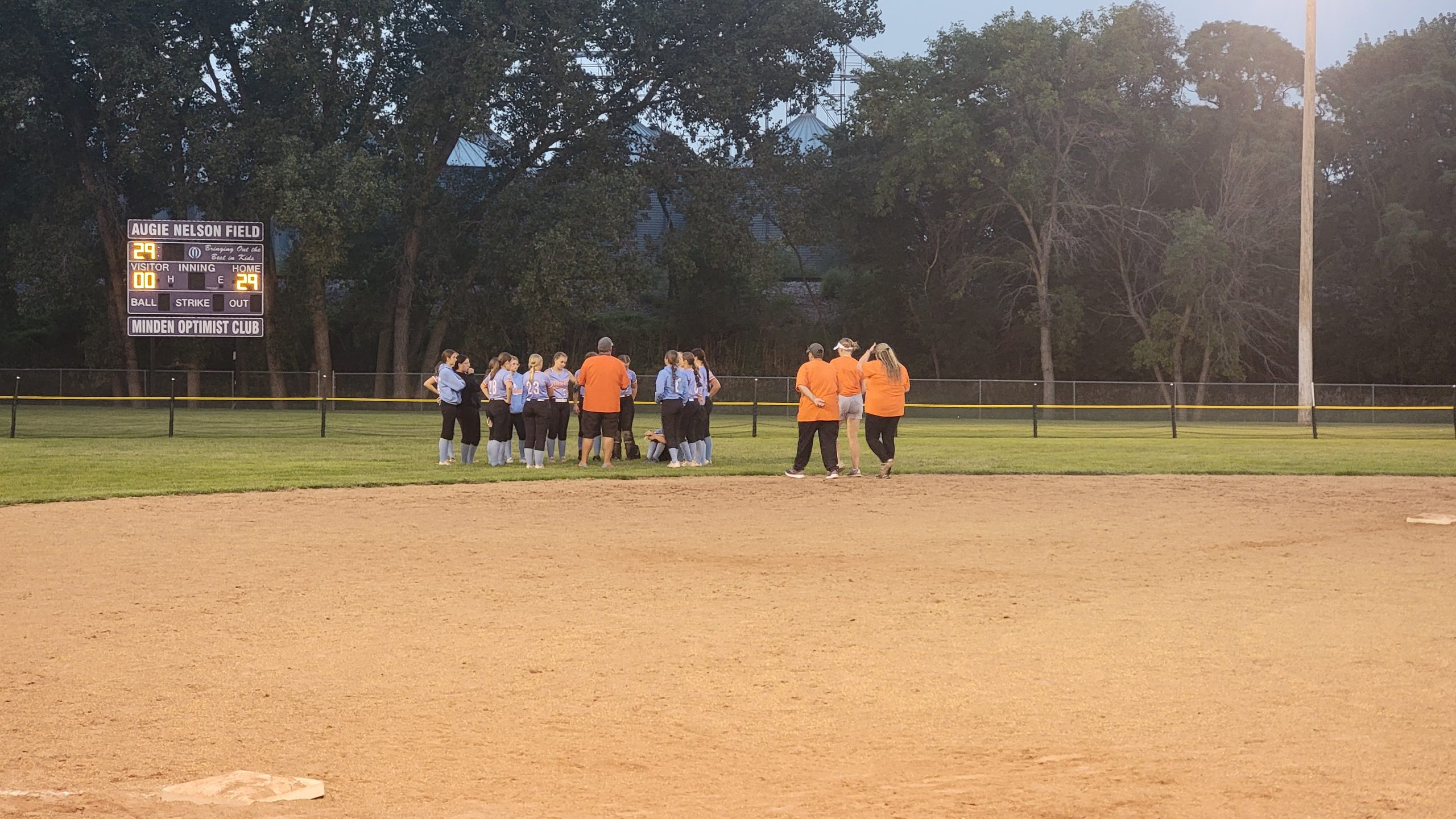 KUVR - Makers use huge 2nd and 4th innings to rout Blazers
